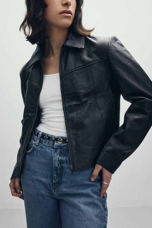 A curated online vintage store, shipping worldwide.