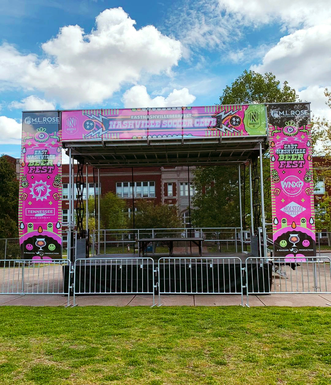 Using banners on mobile stages