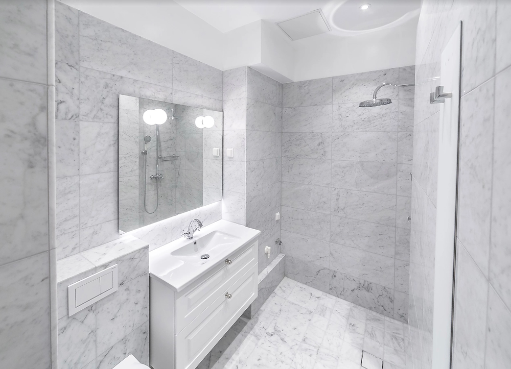 Badrumsrenovering med material av exklusiv marmor