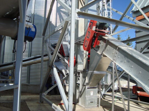 RAD Flat Bottom Incline Drag Conveyor | Can-Seed Equipment