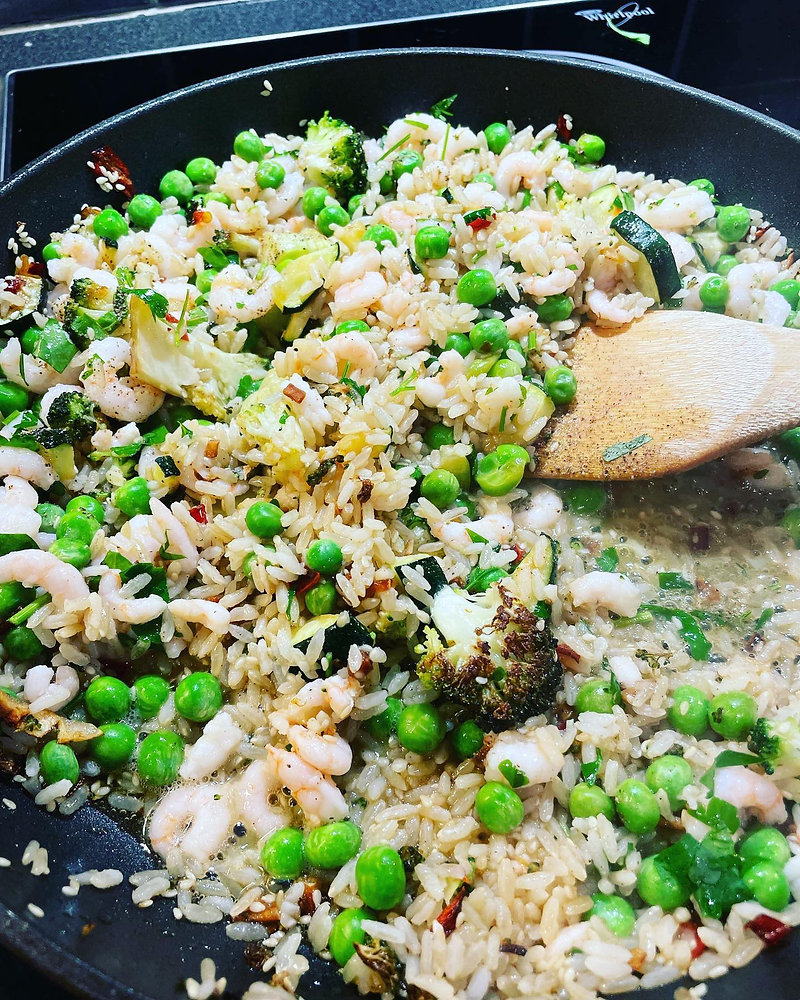 Stekt ris med reker, brokkoli, squash og erter.Med en asiatisk agurksalat.