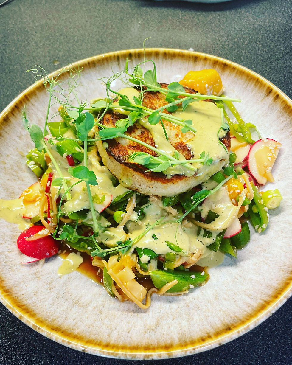 Fiskekaker med asiatisk nudelsalat og soyadressing.