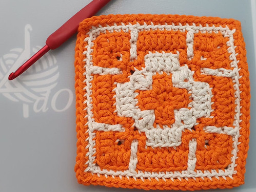 Overlay Mosaic Crochet in the round | AdO crochet