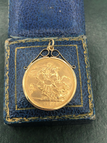 Queen Elizabeth Full Sovereign & Mount | Horners Jewellers