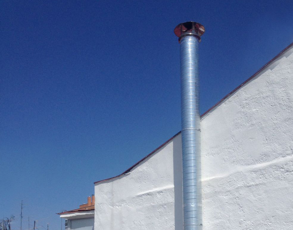Requisitos para instalar una chimenea de extracción de humos en local