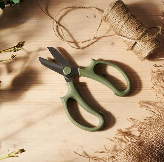 Essential Items every Florist needs for their Toolkit