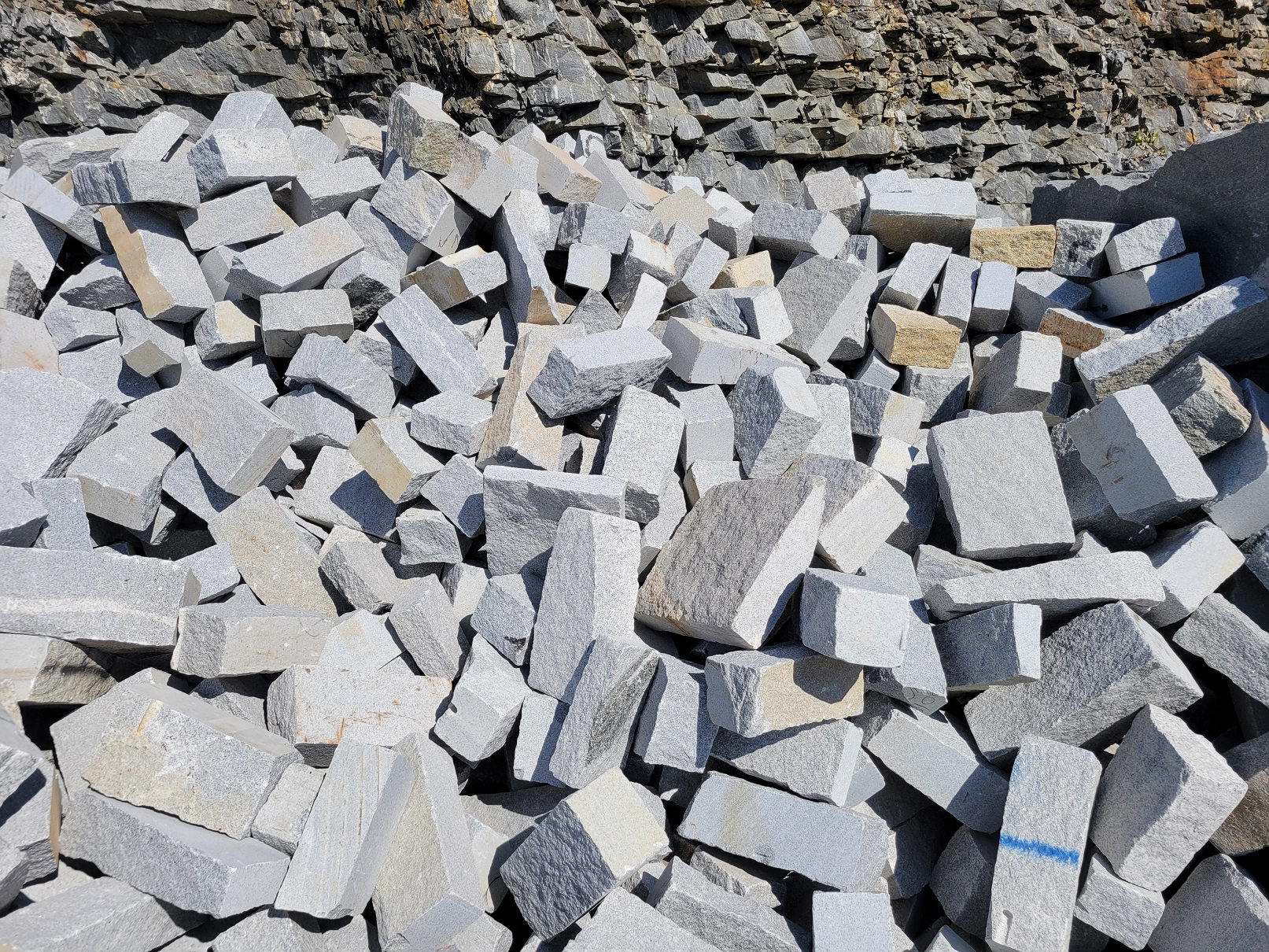 SQUARED & RANDOM GRANITE VENEER