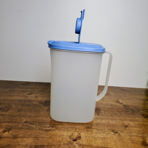 TUPPERWARE Slim Line 2 Quart Refrigerator Pitcher # 2009 Blue Flip Lid ...