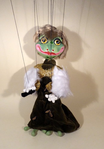 "MRS FROG" | Pelham Puppets