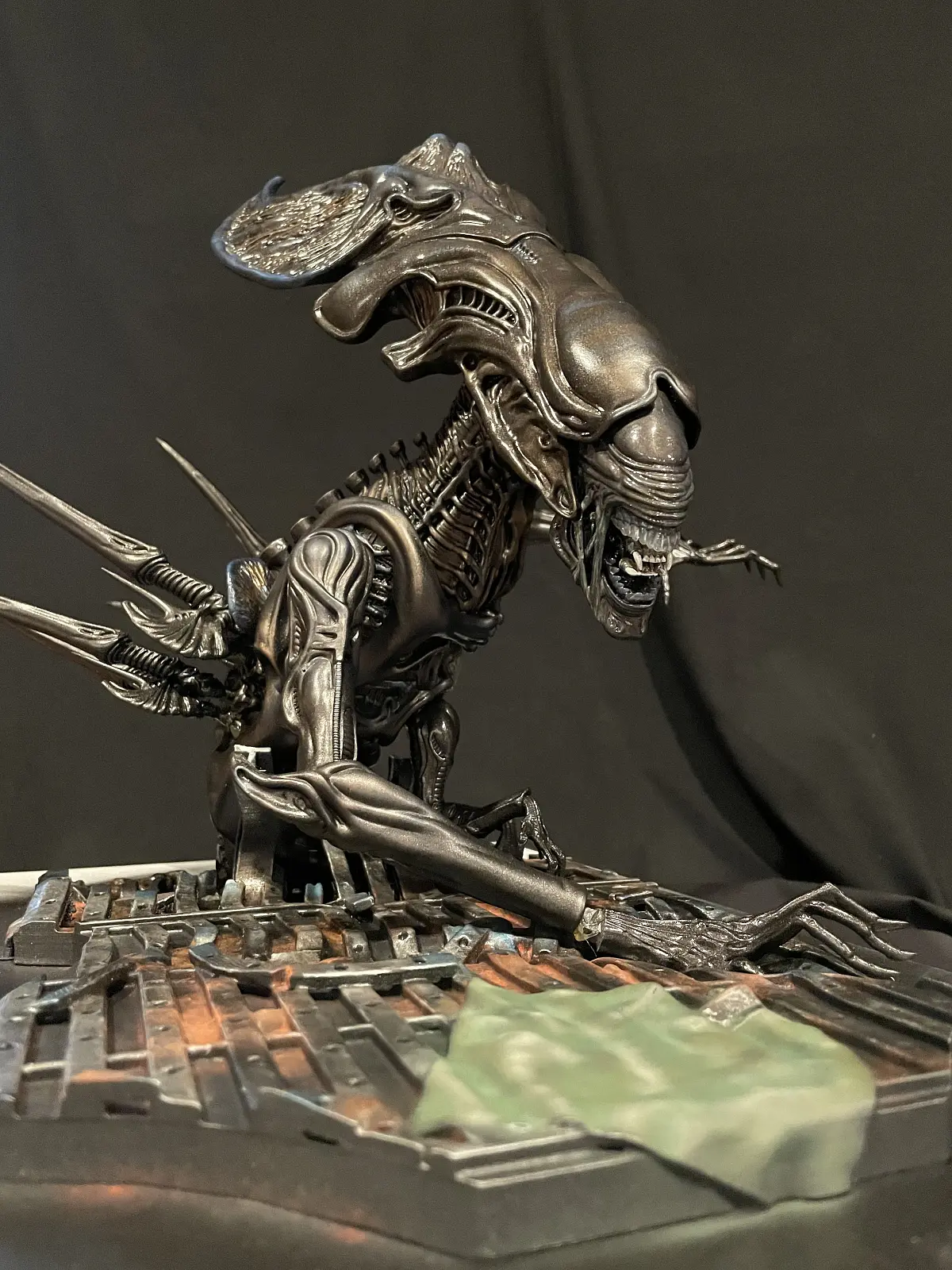 UNPAINTED Deluxe Alien Queen | lilshopofhorrors