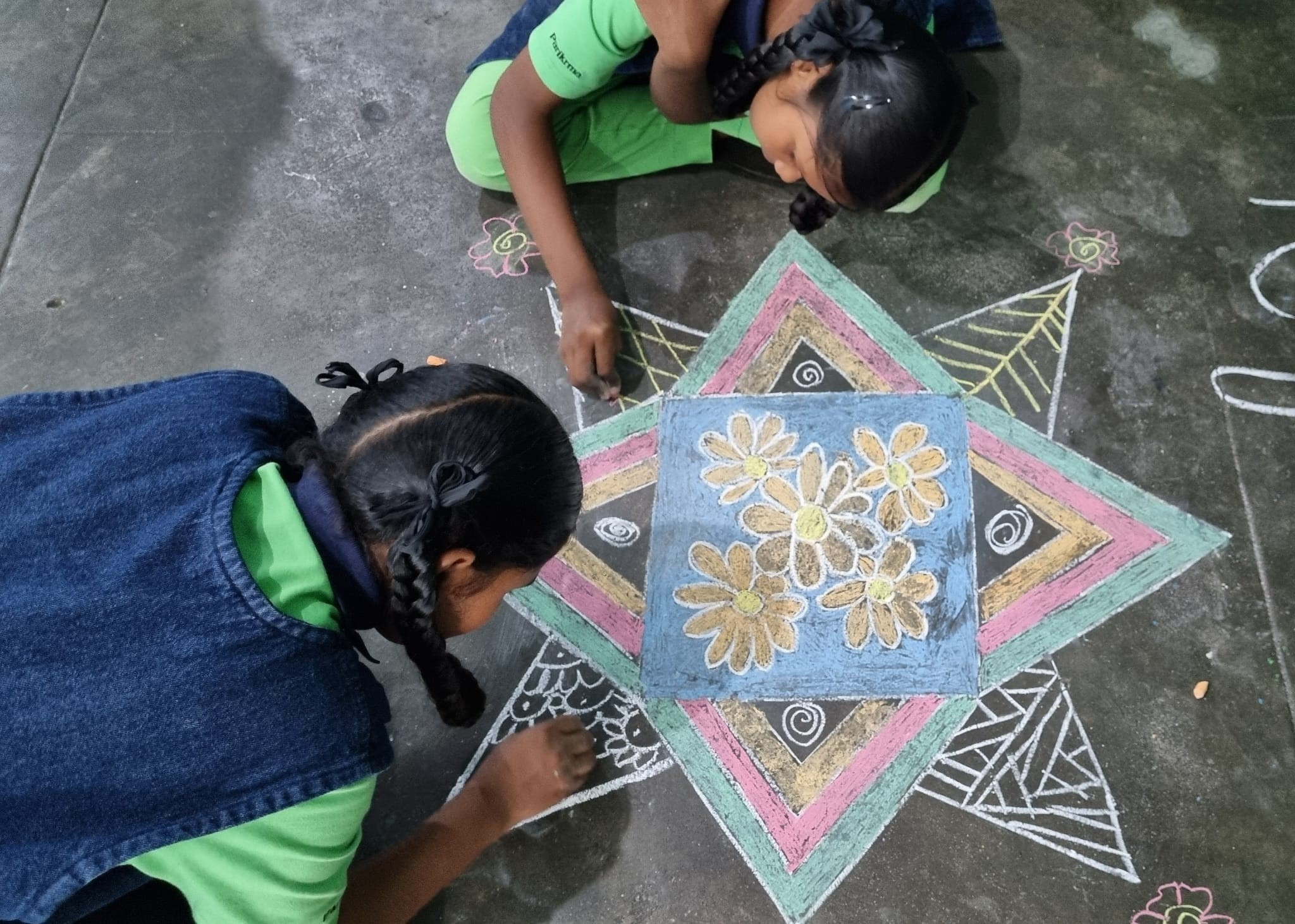 The Art of Kolams. Geometry and Creative Coding | eduard.cat