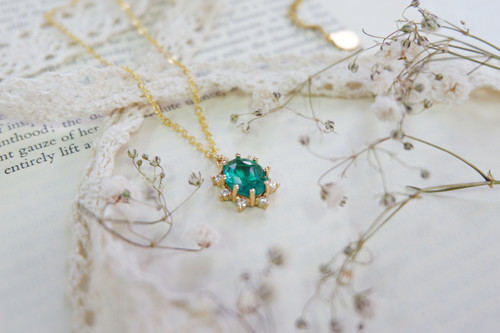 Vintage Style Emerald Necklace | HelloArt