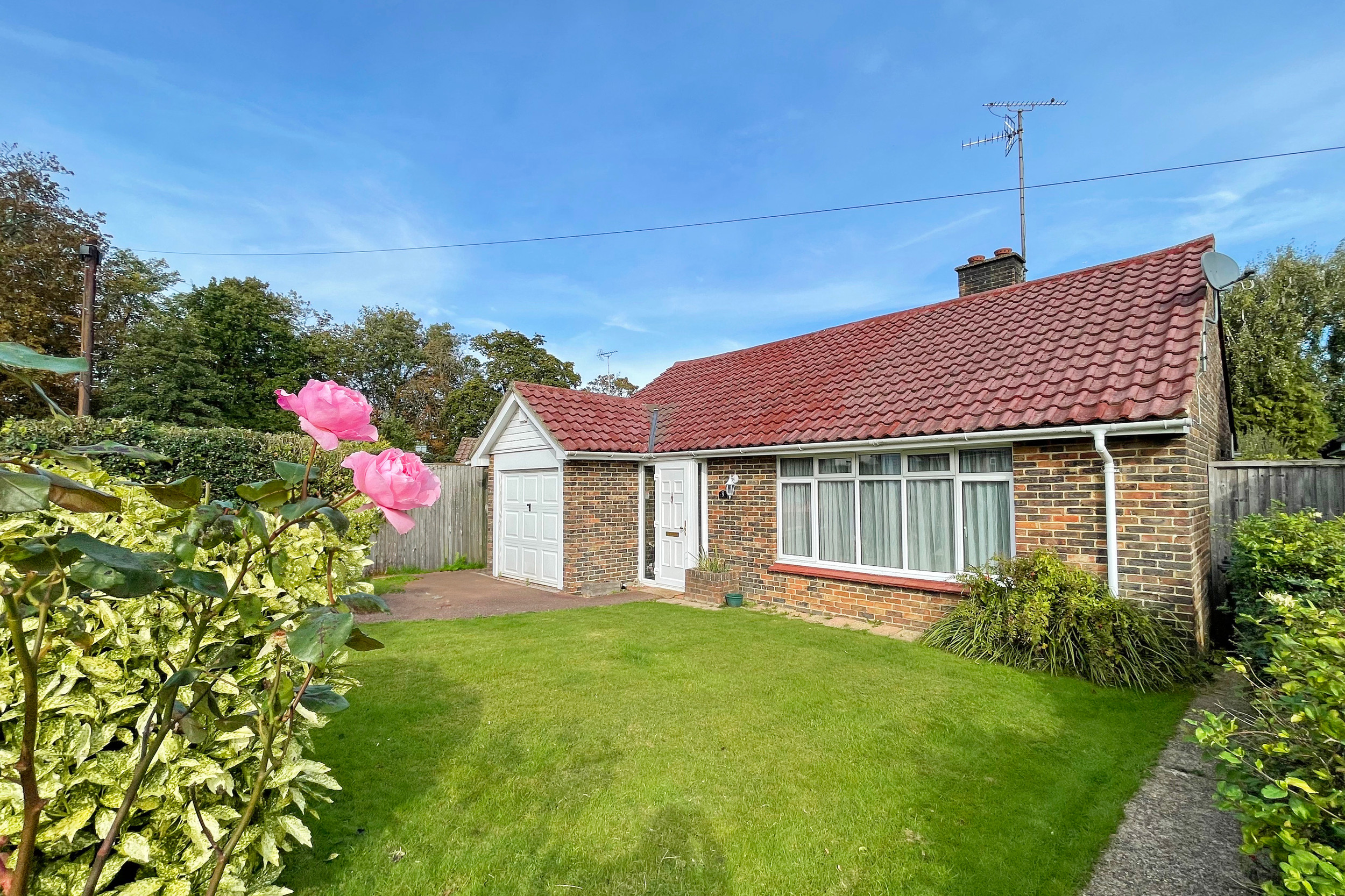 🆕TO LET: A spacious two bedroom detached bungalow with off road parking ...