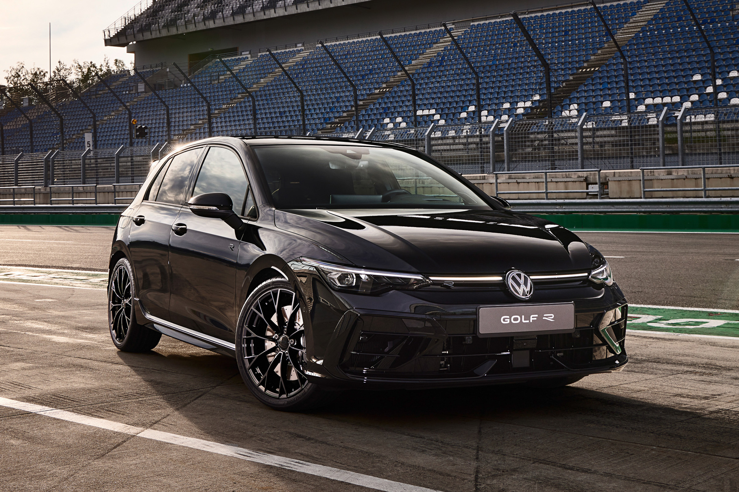 Revised 2025 Volkswagen Golf R MK8.5 unveiled