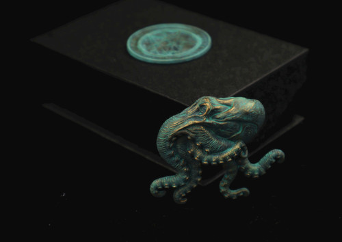 Cthulhu Mythos Bronze magnet ver2. | georgetsougkouzidis