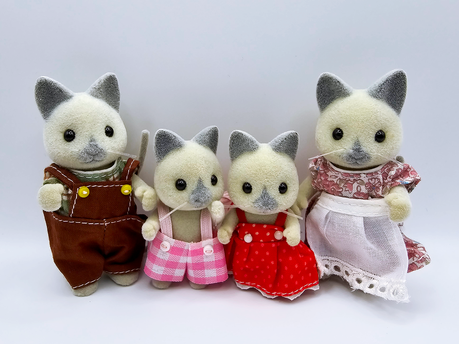 Solitaire Cat Family | Sylvanian Collection