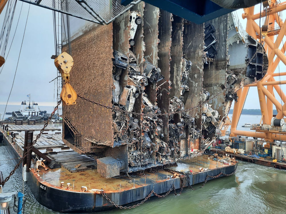 Photo Release: Responders Lift Section One of the Golden Ray wreck