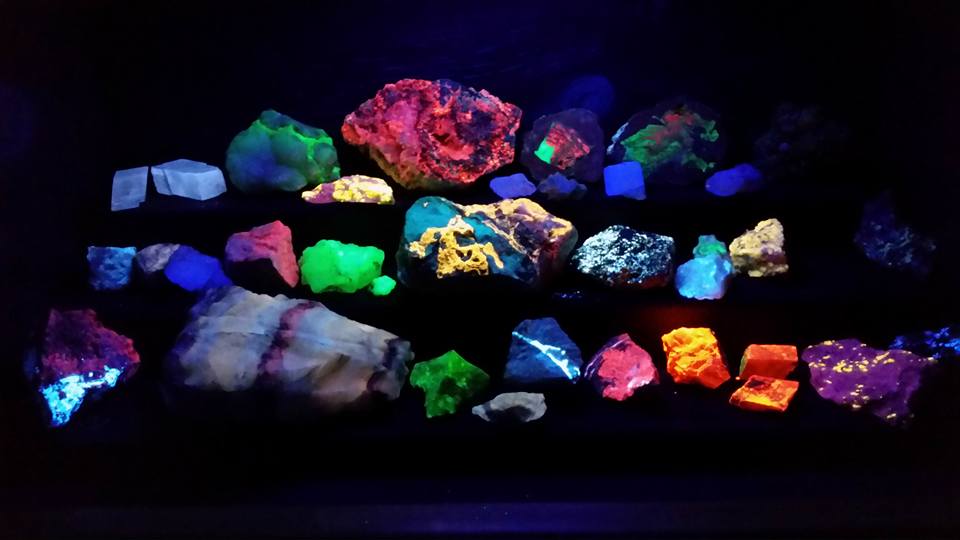 Examples of some excellent Fluorescent Mineral Displays built by our ...