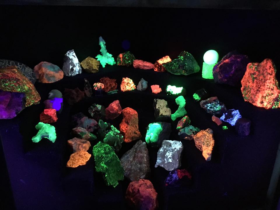 Examples of some excellent Fluorescent Mineral Displays built by our ...