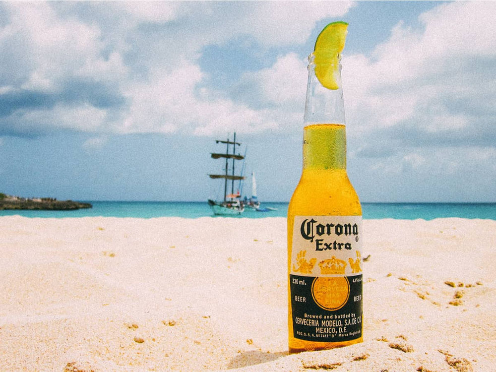 Você sabe por que se toma cerveja Corona com limão?