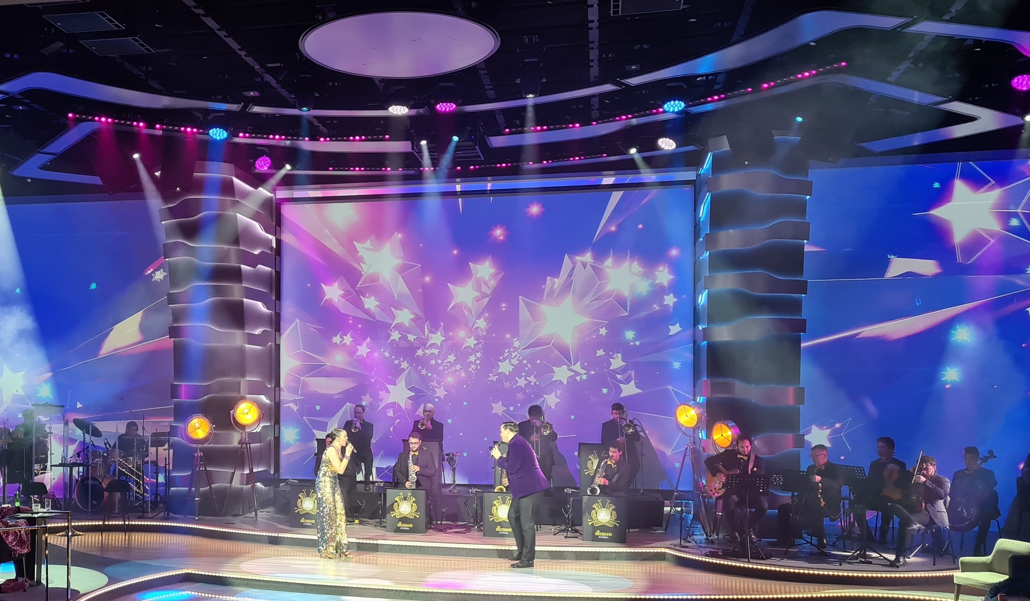 MSC Euribia Carousel Lounge mit Big Band at Sea