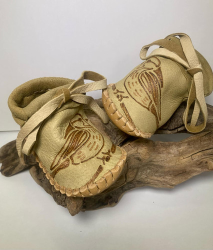 Handmade Baby Moccasins with Bird Design | faemoonwolfdesigns