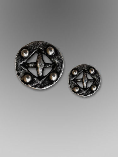 1004 Knappar i metall, 'Solkors' | Garn&Design Gotland