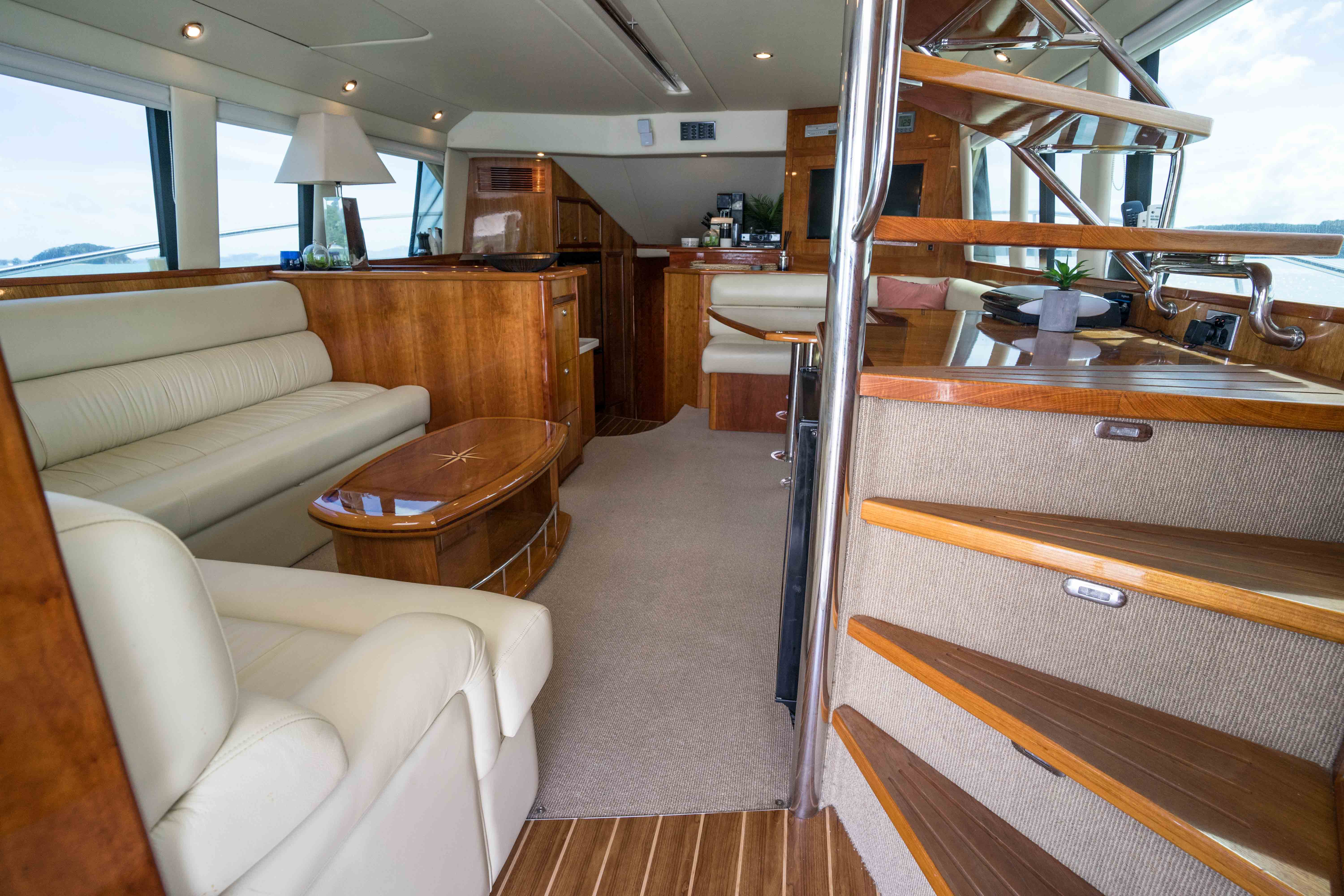 RIVIERA 51 ENCLOSED FLYBRIDGE 2006 | CONNECT YACHTS