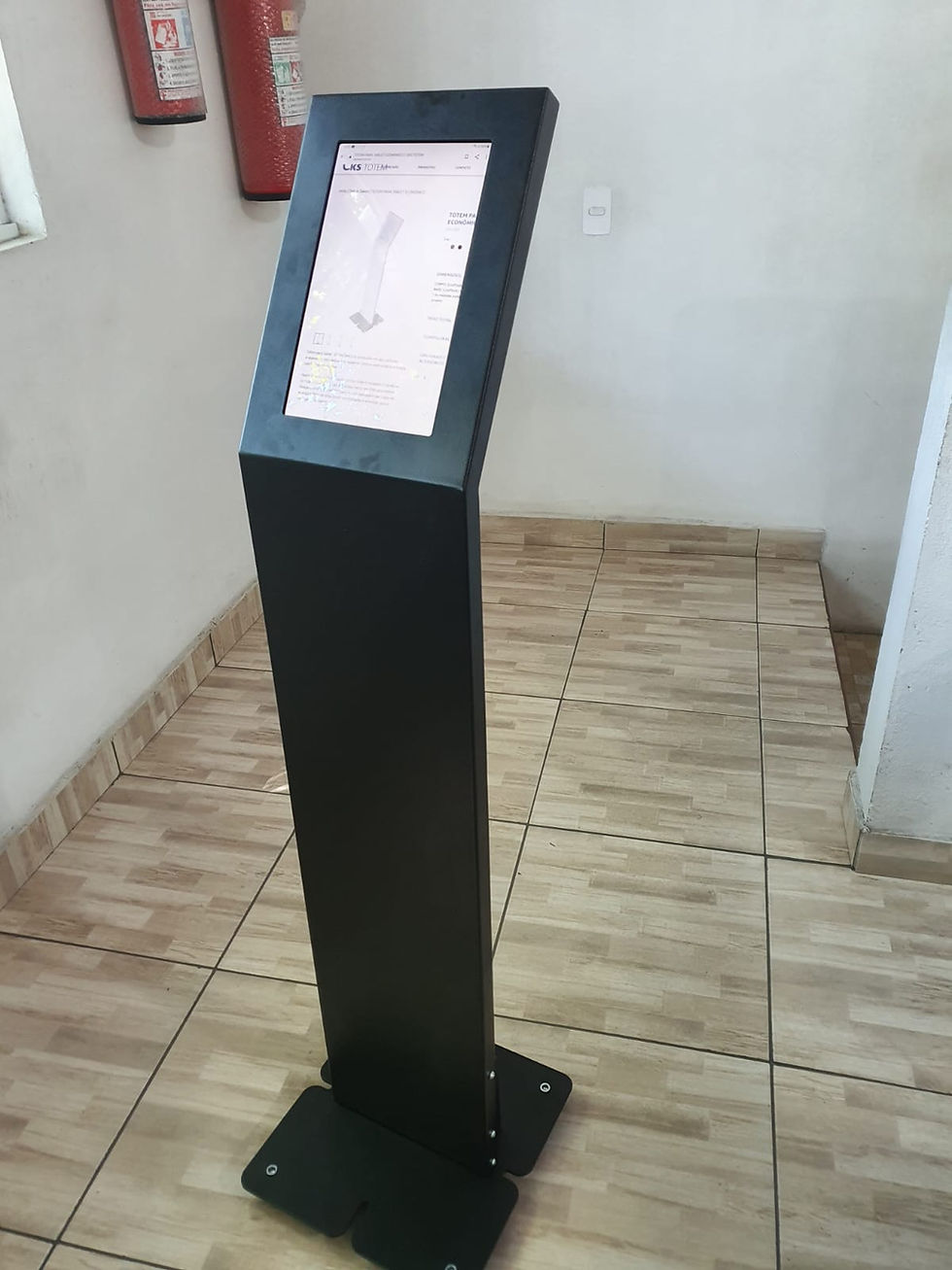 TOTEM TABLET - " ECONÔMICO " (CM SOLUÇÕES)