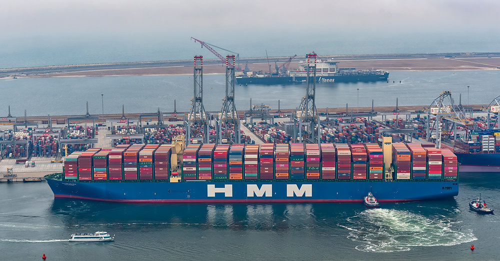 [LUCHTFOTO'S] Grootste containerschip ter wereld meert aan in Rotterdam