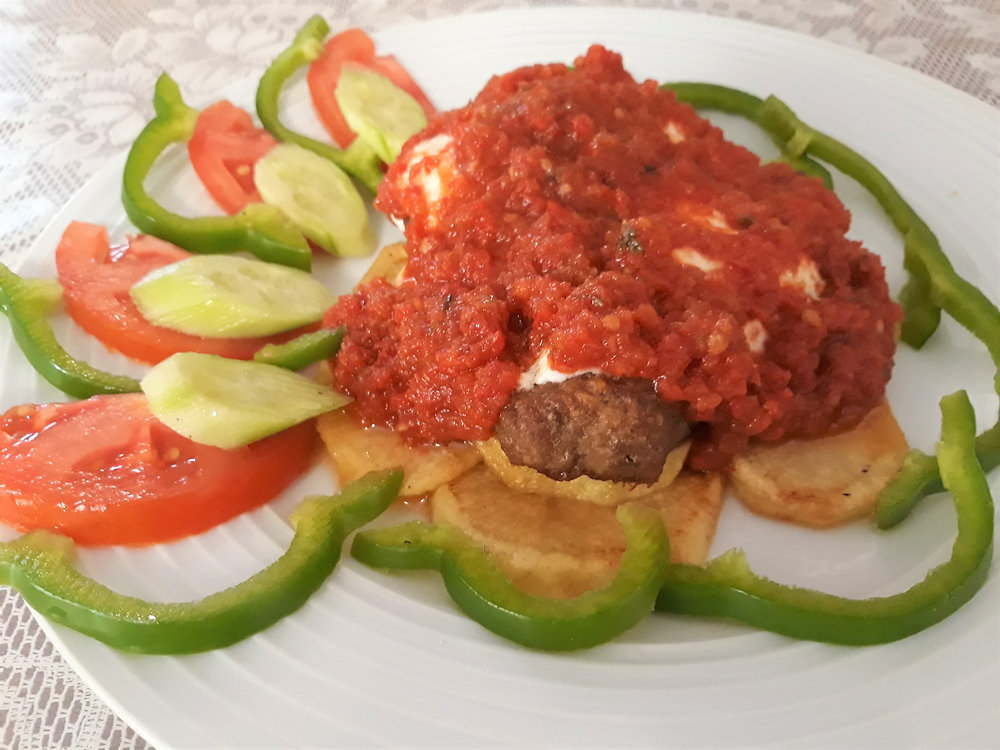 Qebap me kos dhe salce