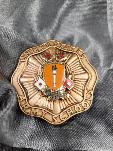 US ARMY SIGNAL CORPS SCHOOL BADGE | The War Front