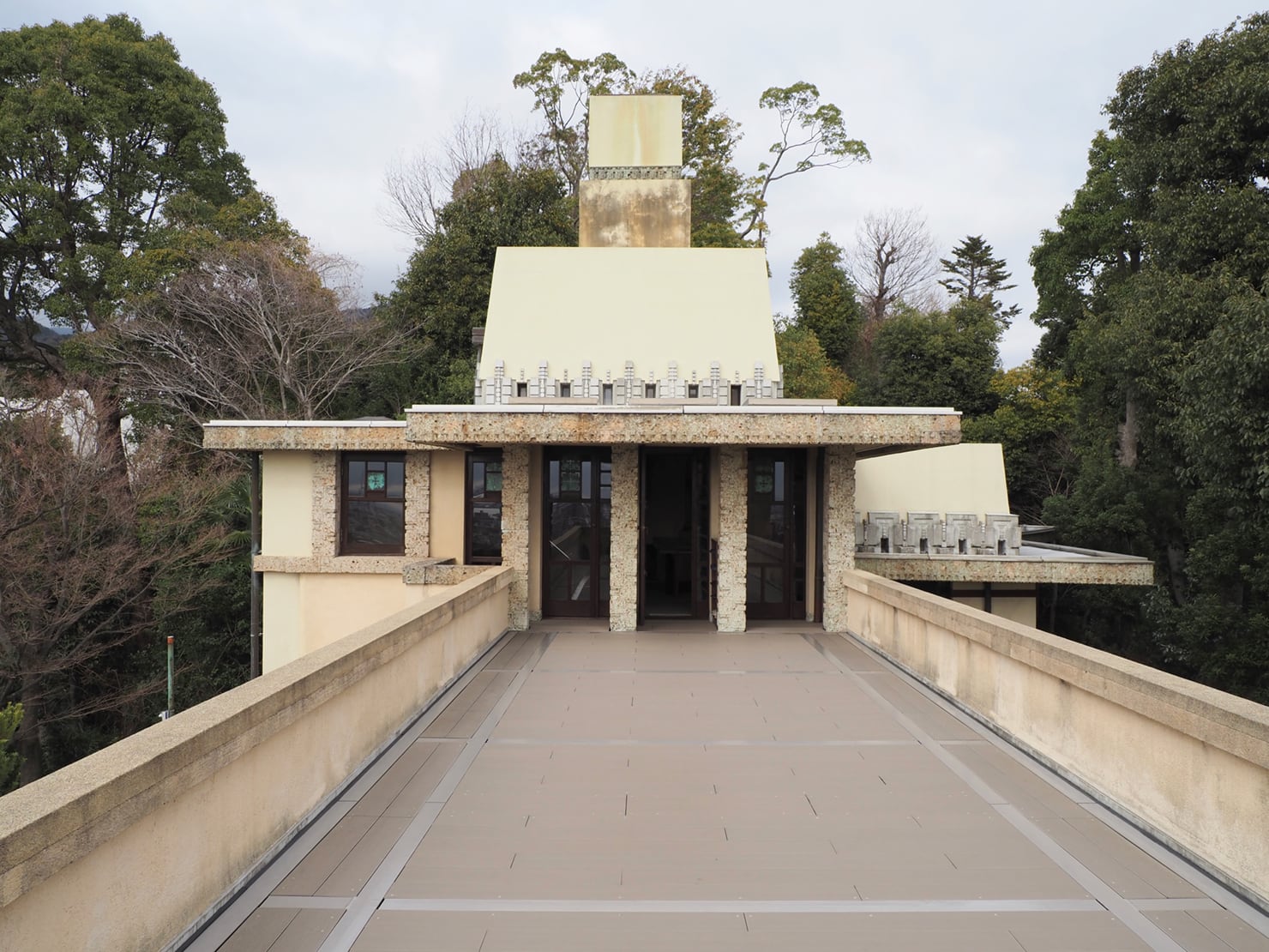 "YODOKO Guest House(former residence of the Yamamura family)" designed ...