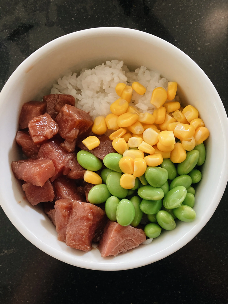 Poke Bowl de atún fácil de hacer en casa 🍚