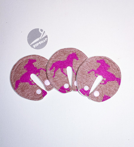 Stomie Patch - Chevaux Roses | zipsnap