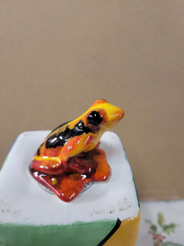 Cute 8.5cm handmade and painted tree frog | Anita Harris Pottery