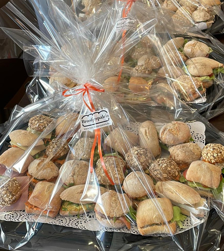 Rijkelijk belegde mini broodjes | Broodjespaleis