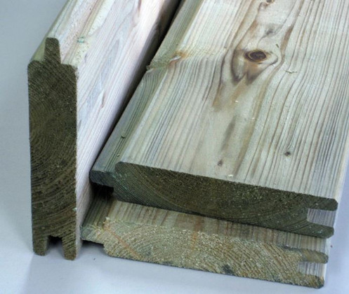 Houten balken, tand en groef latten, panlatten en tengellatten