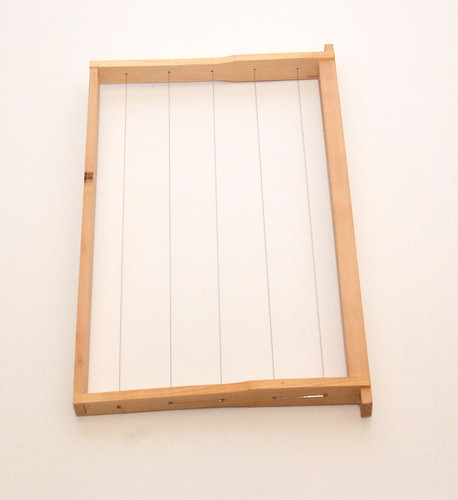 Assembled wired Dadant frame | Golden-Green