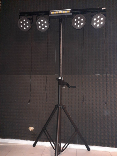 Aluguer tripe de manivela com 4 focos rgb e um strobe | Pyro Pitch