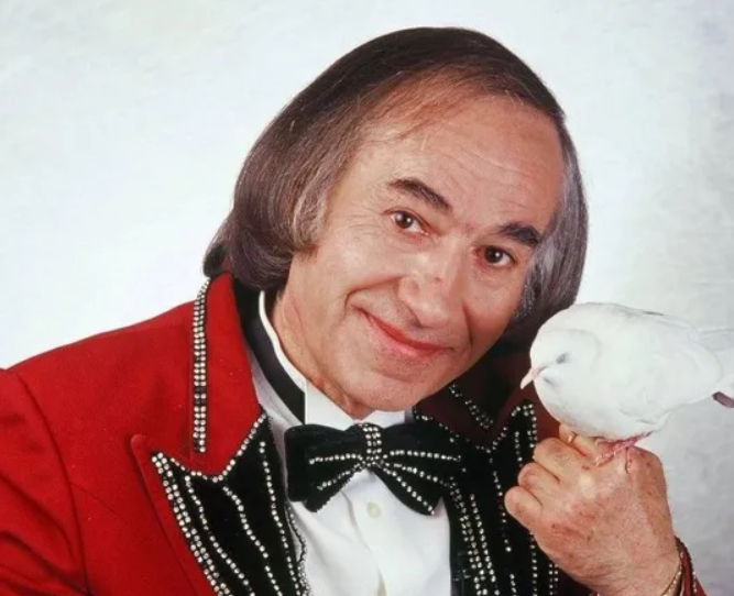 La Biographie Complète de Garcimore : De la Fanfare à la Magie