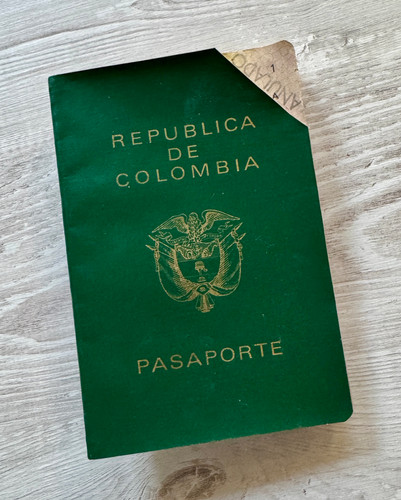 Colombia 1981 passport issued at Miami | Passport Collection