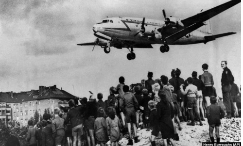 Berlin Airlift: A Story of the Candy Bomber (High Cognitive ...
