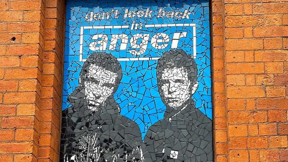 Mural icônico de Manchester ganha homenagem ao Oasis e se torna novo ...