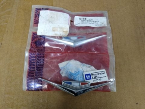 1962-63 Chevrolet Impala/1964 Chevy II/Nova 283 V-8 Front fender emblem ...