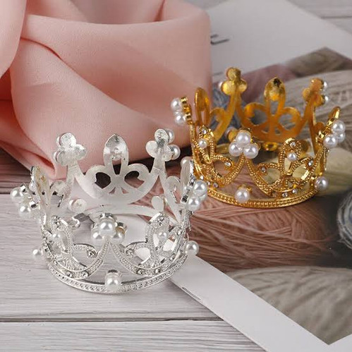 Mini pearl cupcake crown | BakeAssist