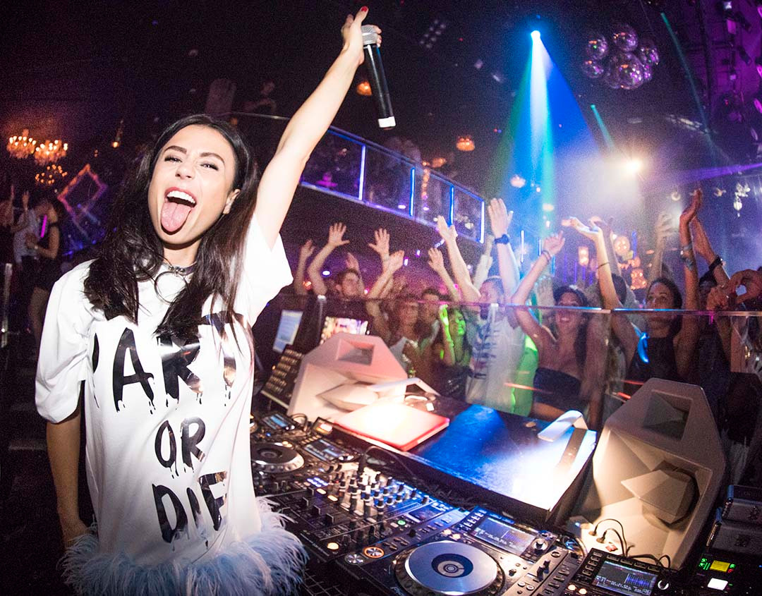 Fullscreen Page | Juicy M